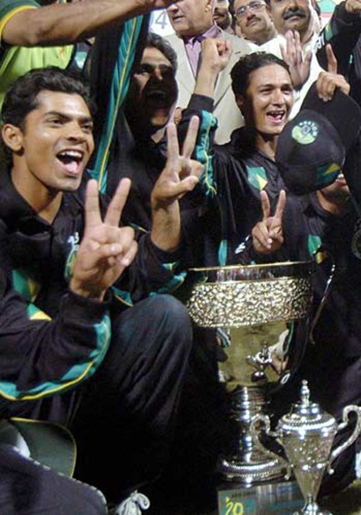 Naveed Latif receives a winning trophy | ESPNcricinfo.com