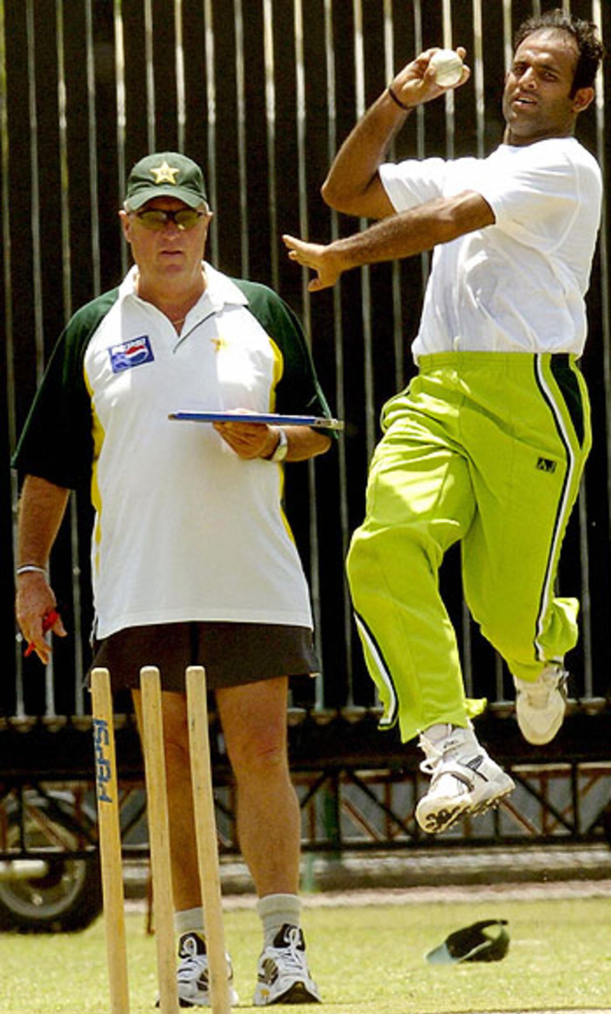 Bob Woolmer watches Rana Naved-ul-Hasan in practice | ESPNcricinfo.com
