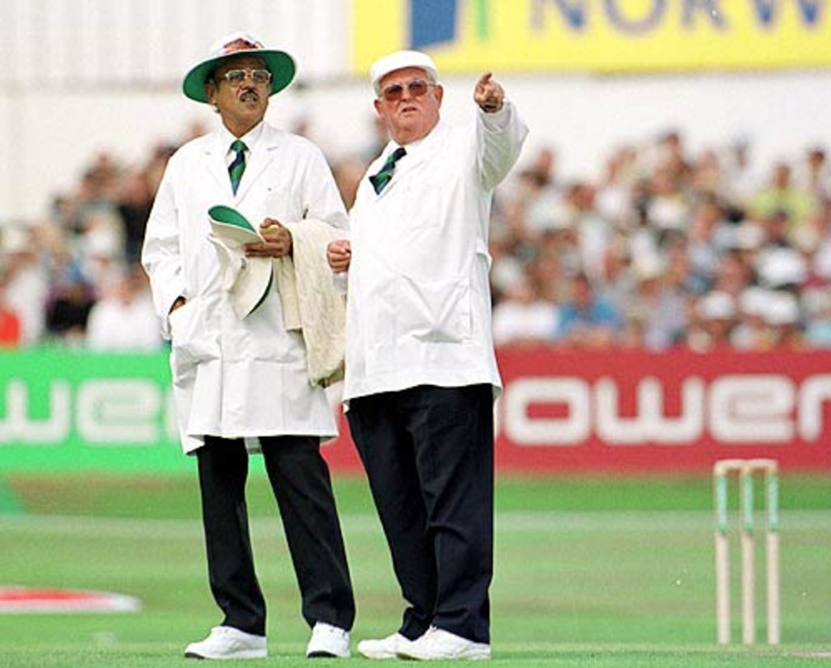 Srinivas Venkatraghavan and David Shepherd prepare for the Ashes Test ...