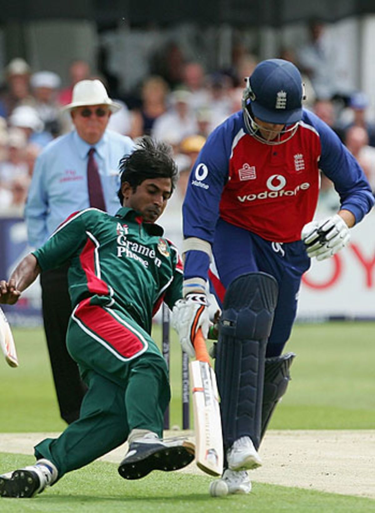 Tapash Baisya and Marcus Trescothick | ESPNcricinfo.com Tapash Baisya and Marcus Trescothick | ESPNcricinfo.com