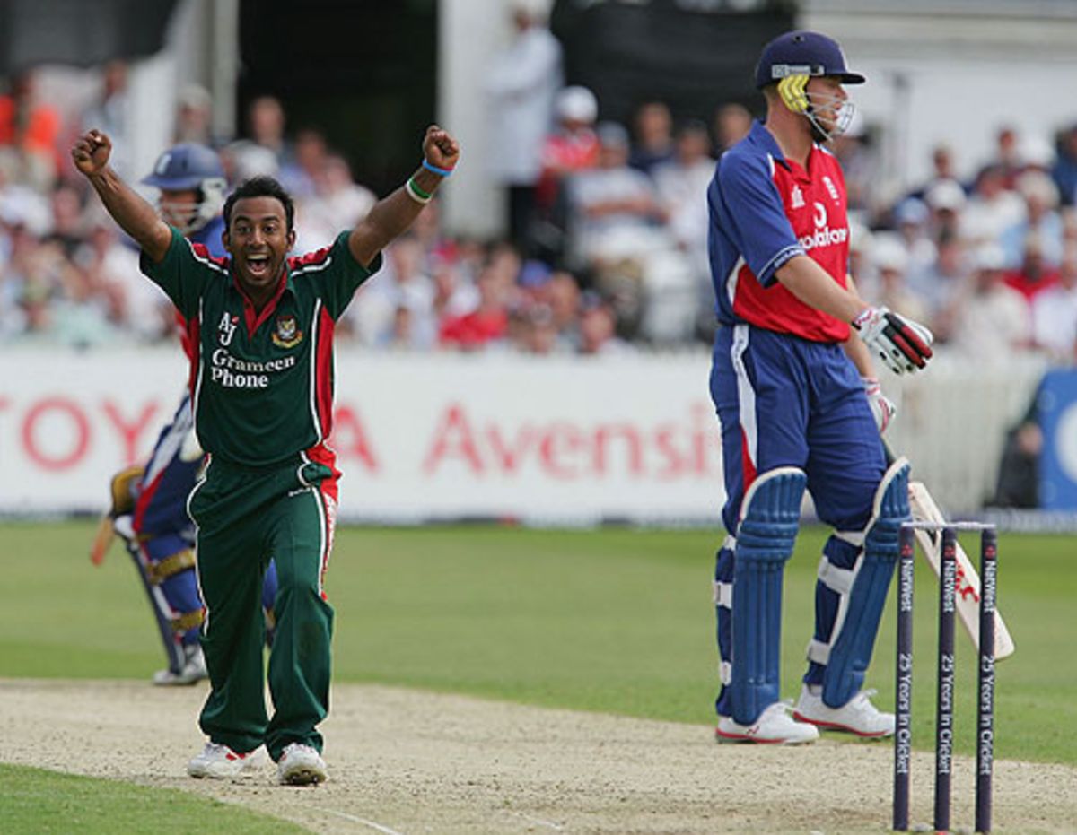 Glee for Aftab Ahmed as Andrew Flintoff falls | ESPNcricinfo.com