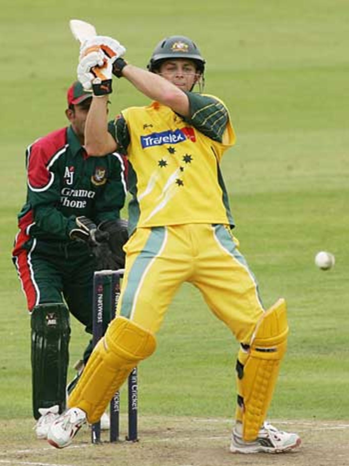 Adam Gilchrist pulls during his unbeaten 66 | ESPNcricinfo.com