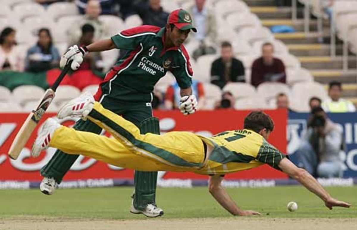 Brad Hogg dives to save runs | ESPNcricinfo.com