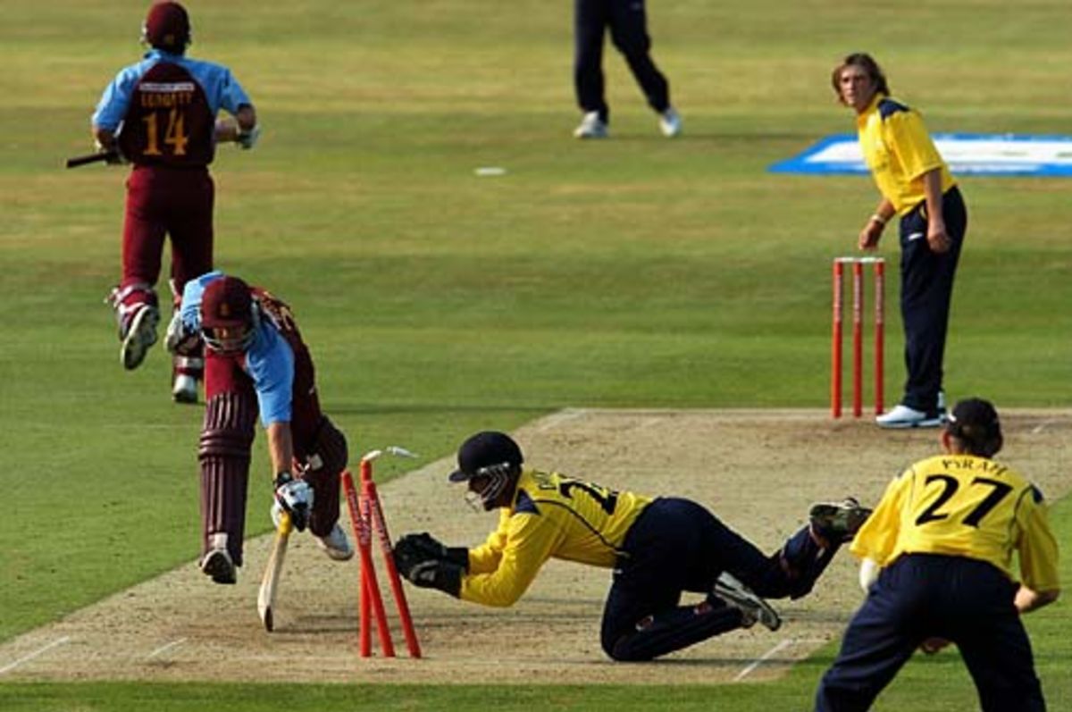 Ismail Dawood runs out Ant Botha | ESPNcricinfo.com