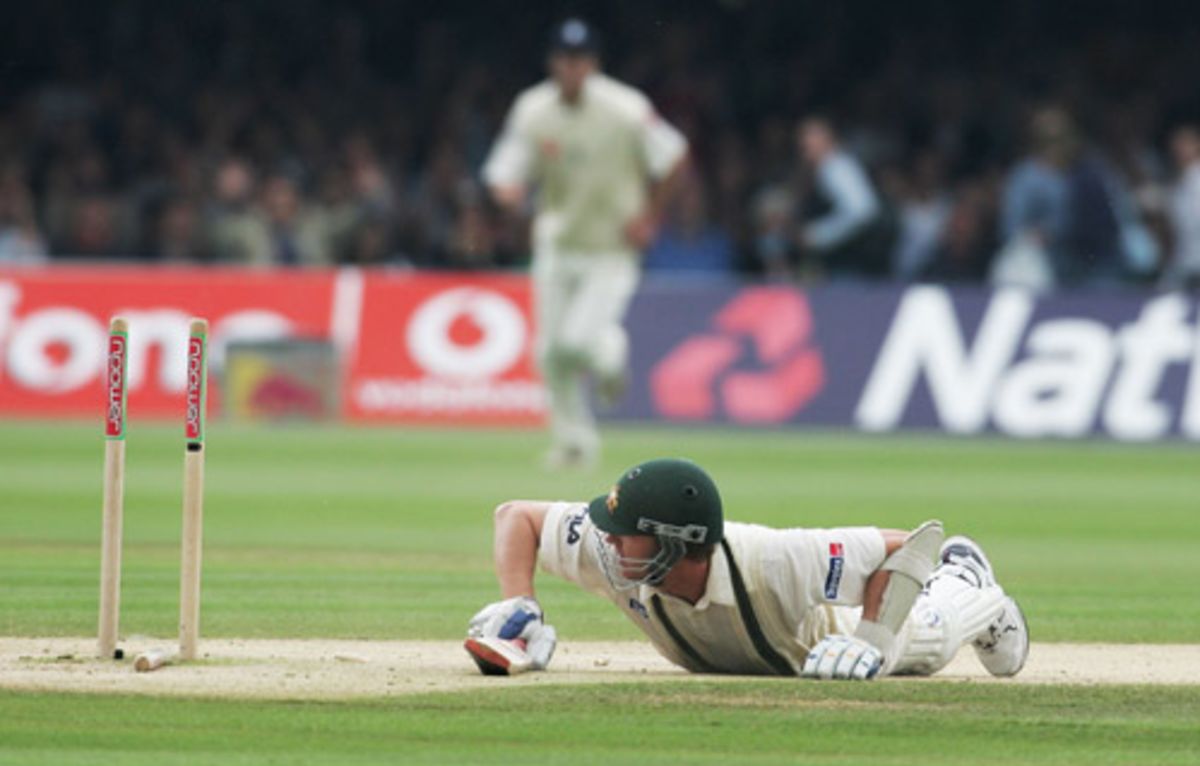 Brett Lee dives for his ground | ESPNcricinfo.com