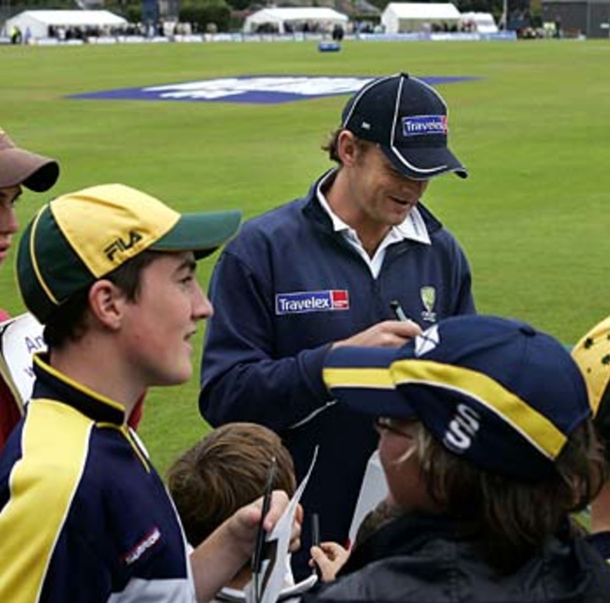 Adam Gilchrist signs autographs | ESPNcricinfo.com