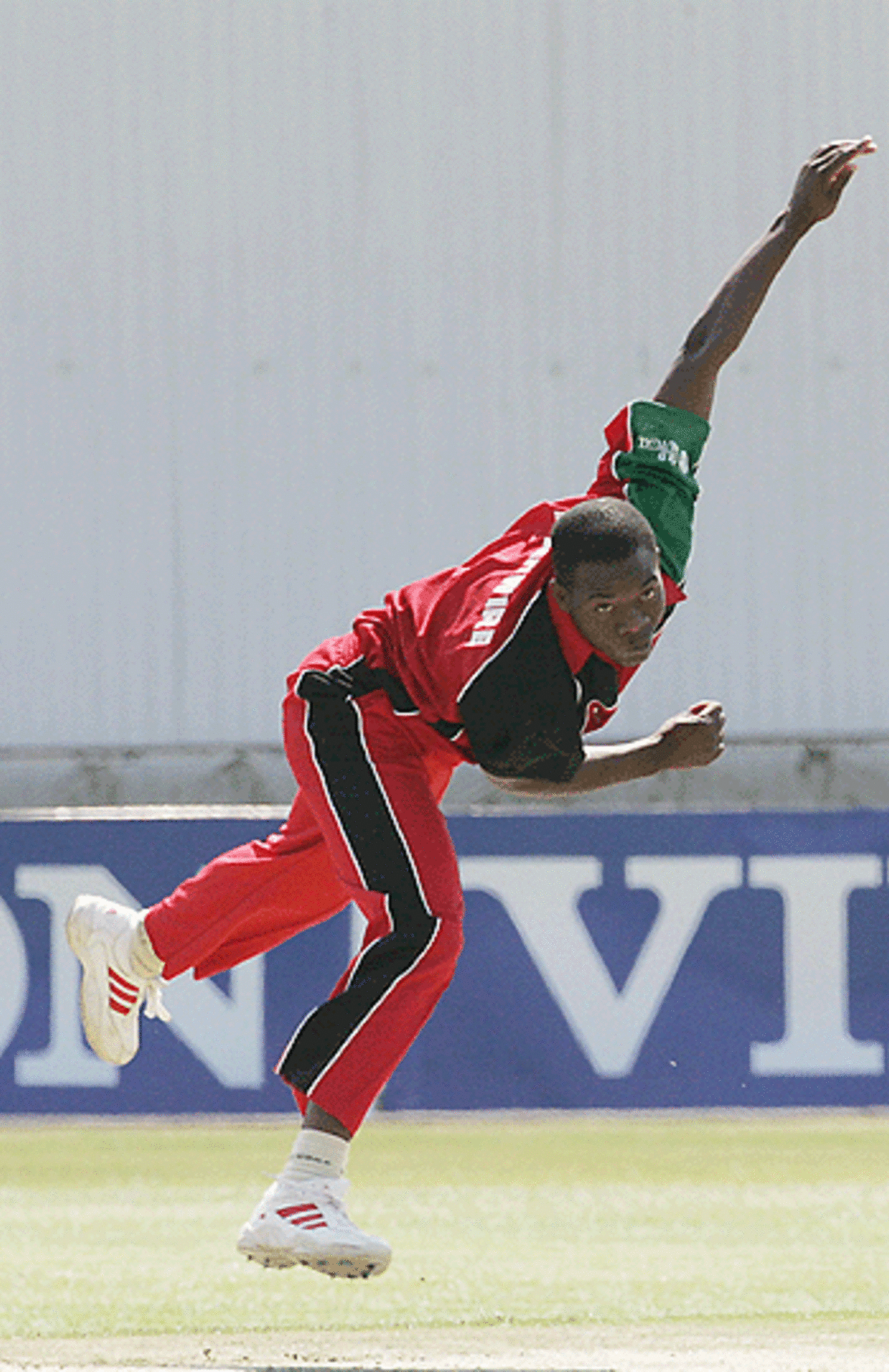 Blessing Mahwire bowls a wide | ESPNcricinfo.com