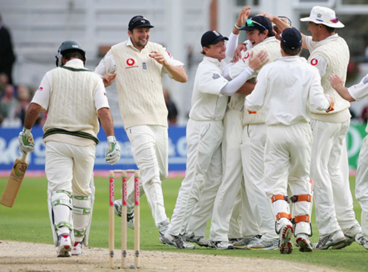 The England team mob Simon Jones | ESPNcricinfo.com