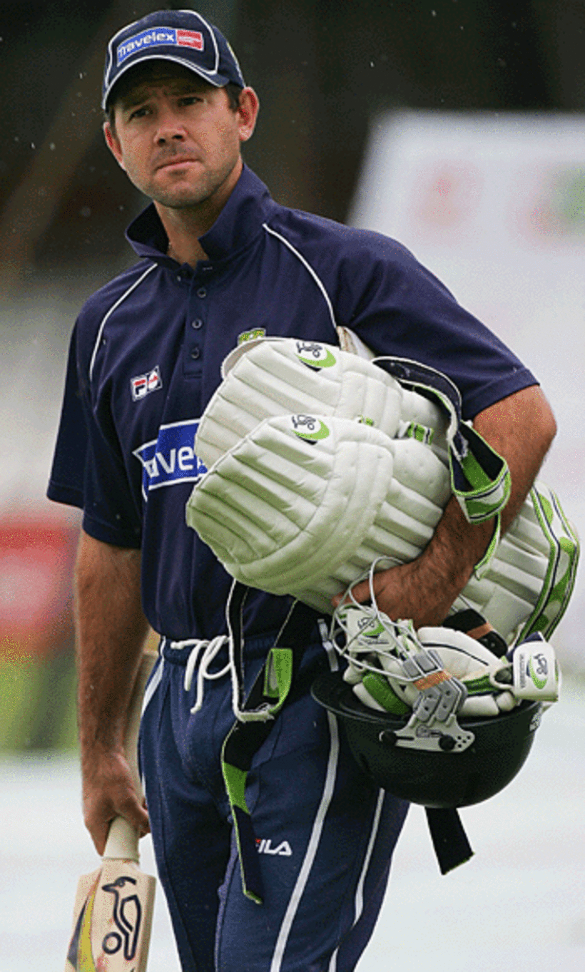 Sourav Ganguly gets out of the way of a Shane Bond bouncer ...