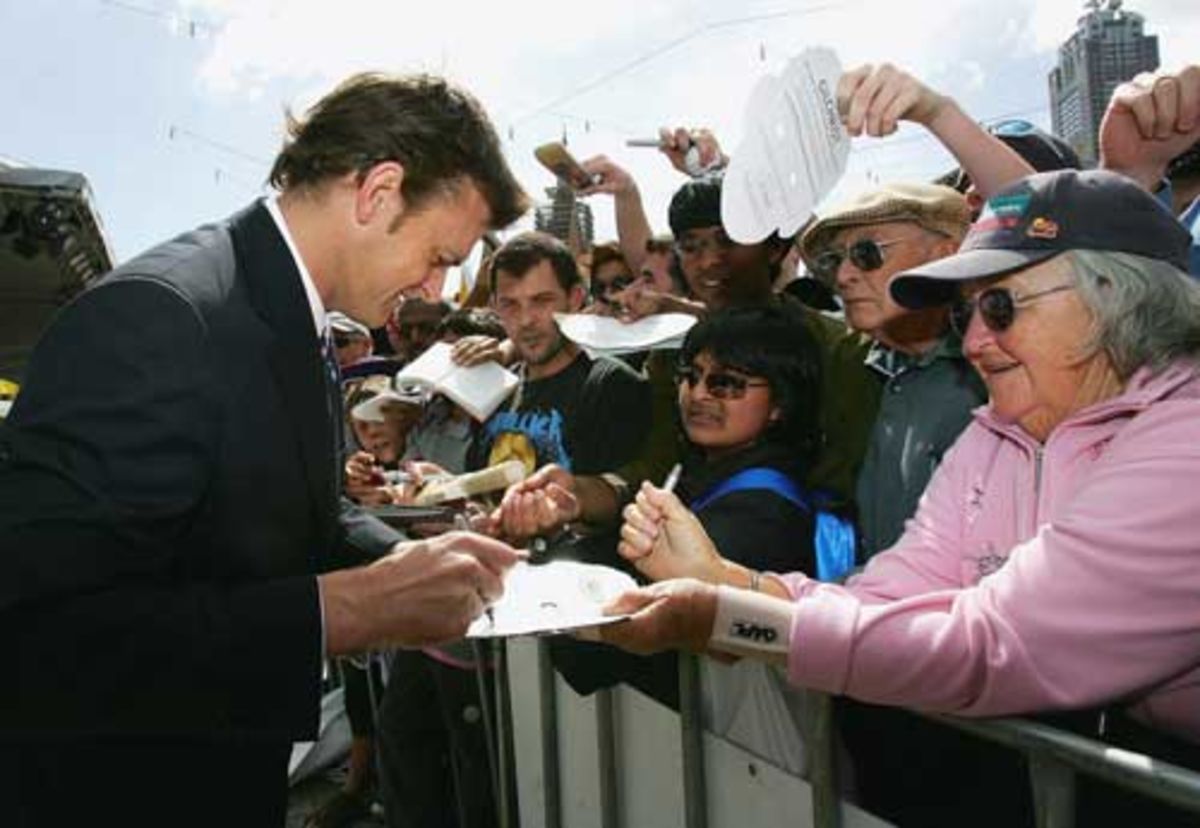 Shaun Pollock and Ricky Ponting pose with the ICC Super Series trophy ...