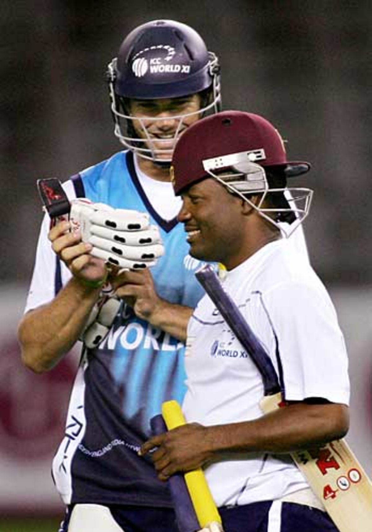 Andrew Flintoff chats with John Wright | ESPNcricinfo.com Andrew Flintoff chats with John Wright | ESPNcricinfo.com