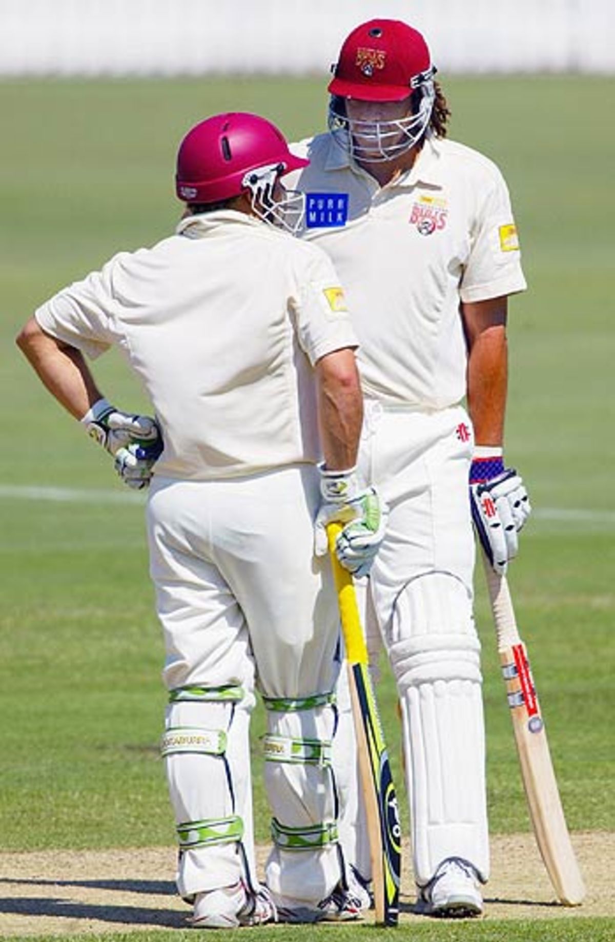 Andrew Symonds and Chris Hartley of Queensland talk tactics ...