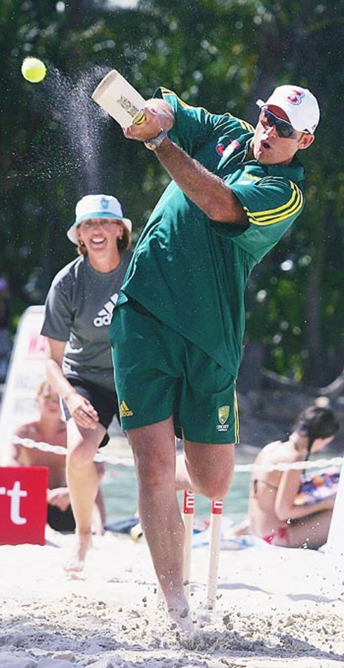 Matthew Hayden and Justin Langer play beach cricket | ESPNcricinfo.com