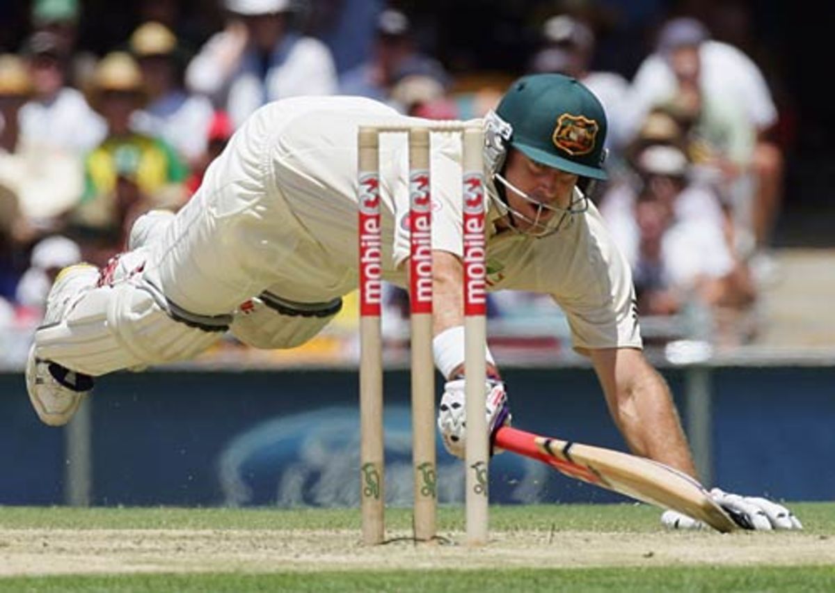 Matthew Hayden pulls during his 37 | ESPNcricinfo.com