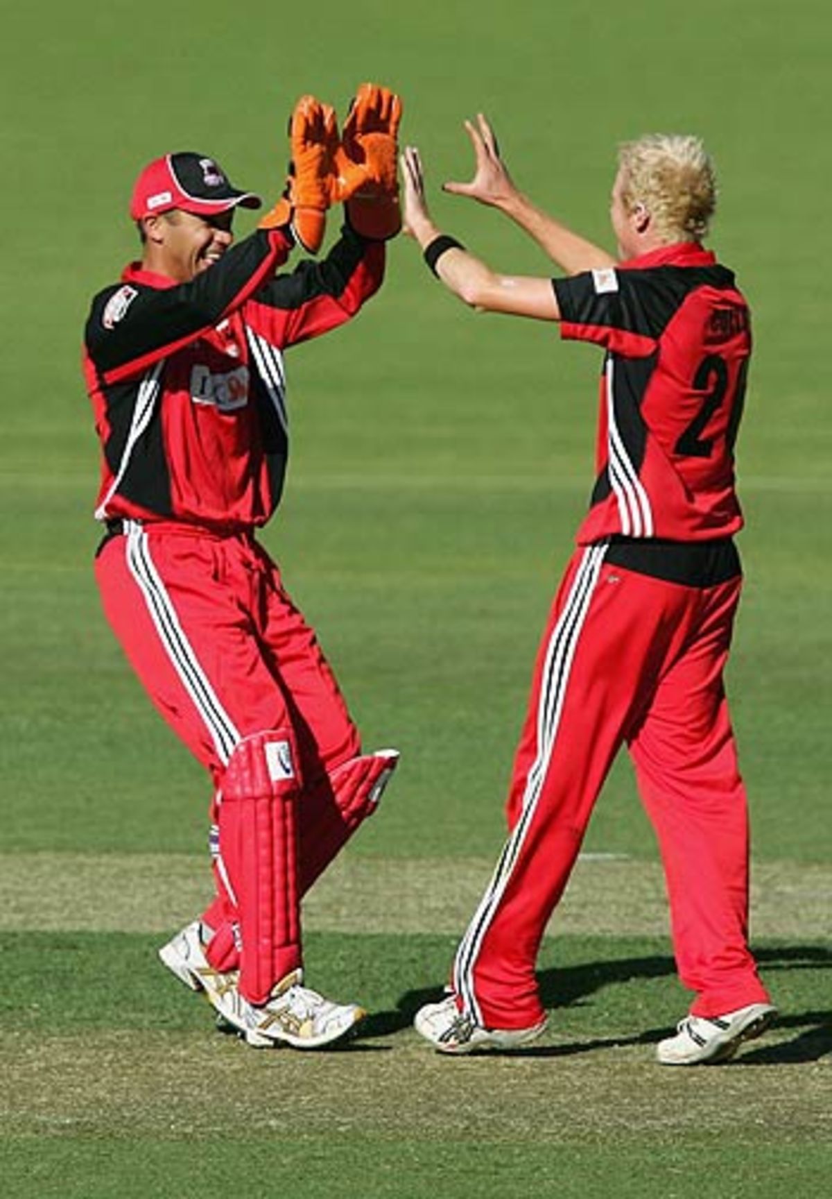 Graham Manou and Dan Cullen celebrate a wicket | ESPNcricinfo.com