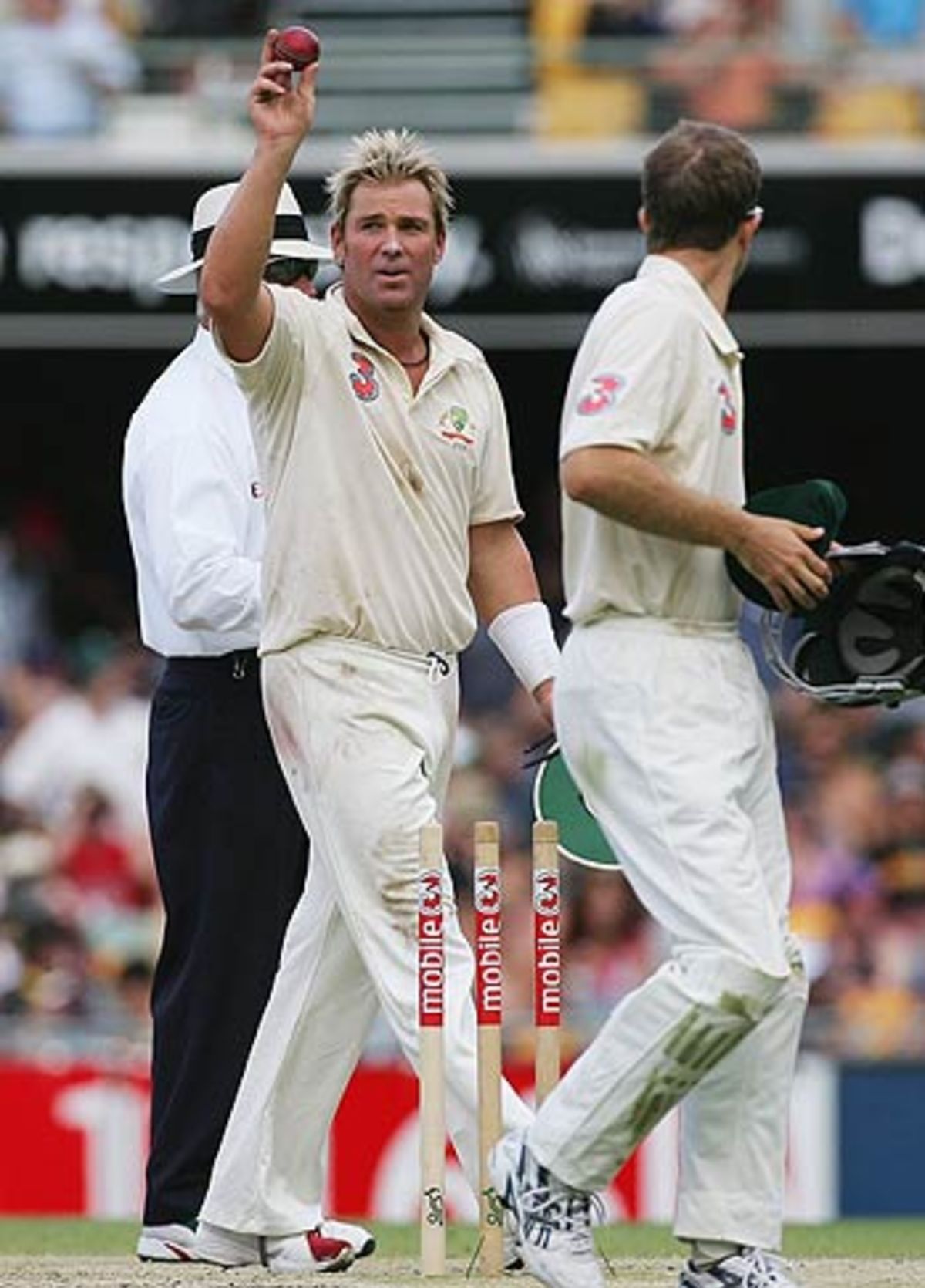 Shane Warne acknowledges the crowd after his 33rd five-wicket haul ...