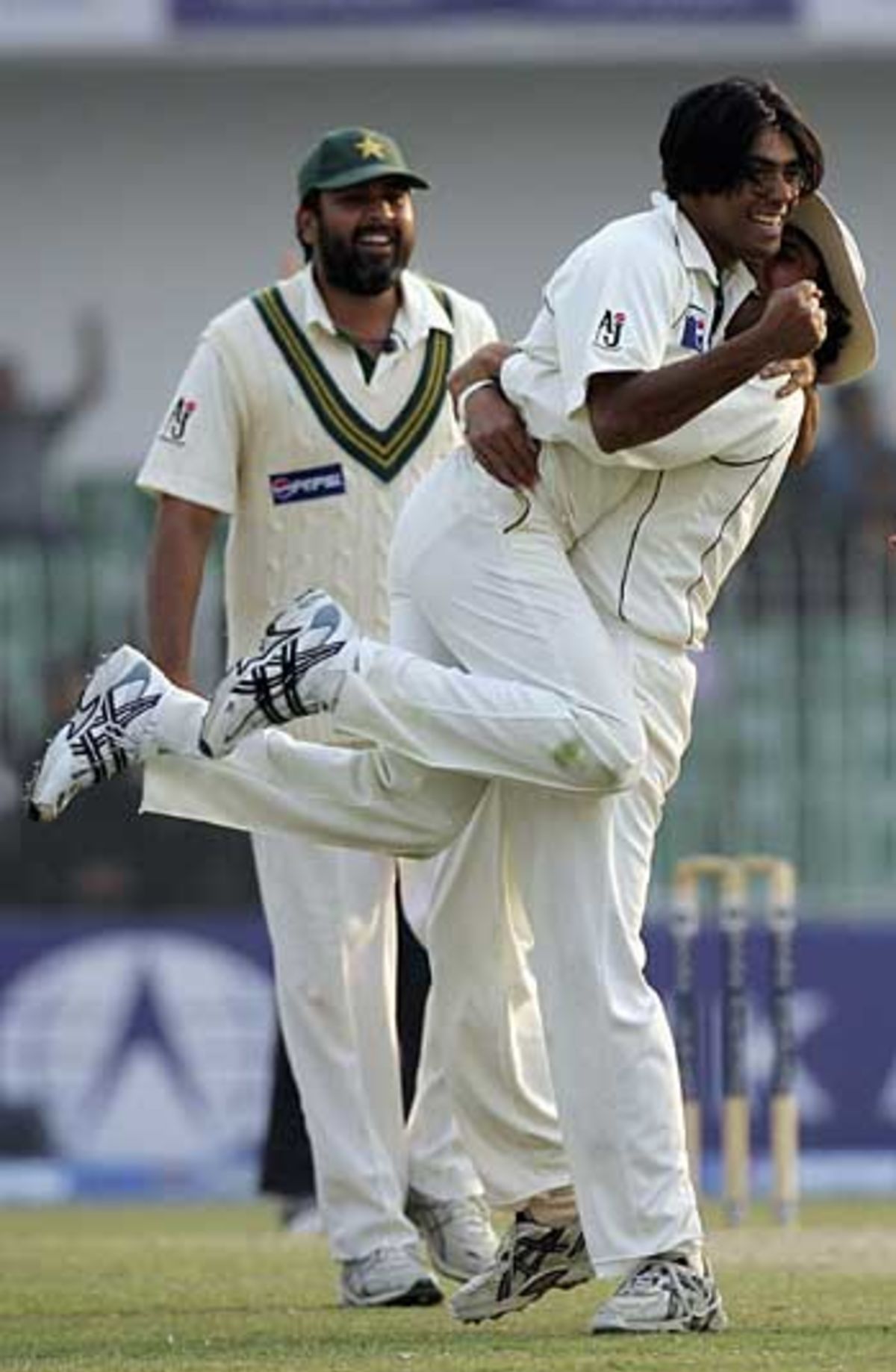 Mohammad Sami celebrates Trescothick's wicket | ESPNcricinfo.com