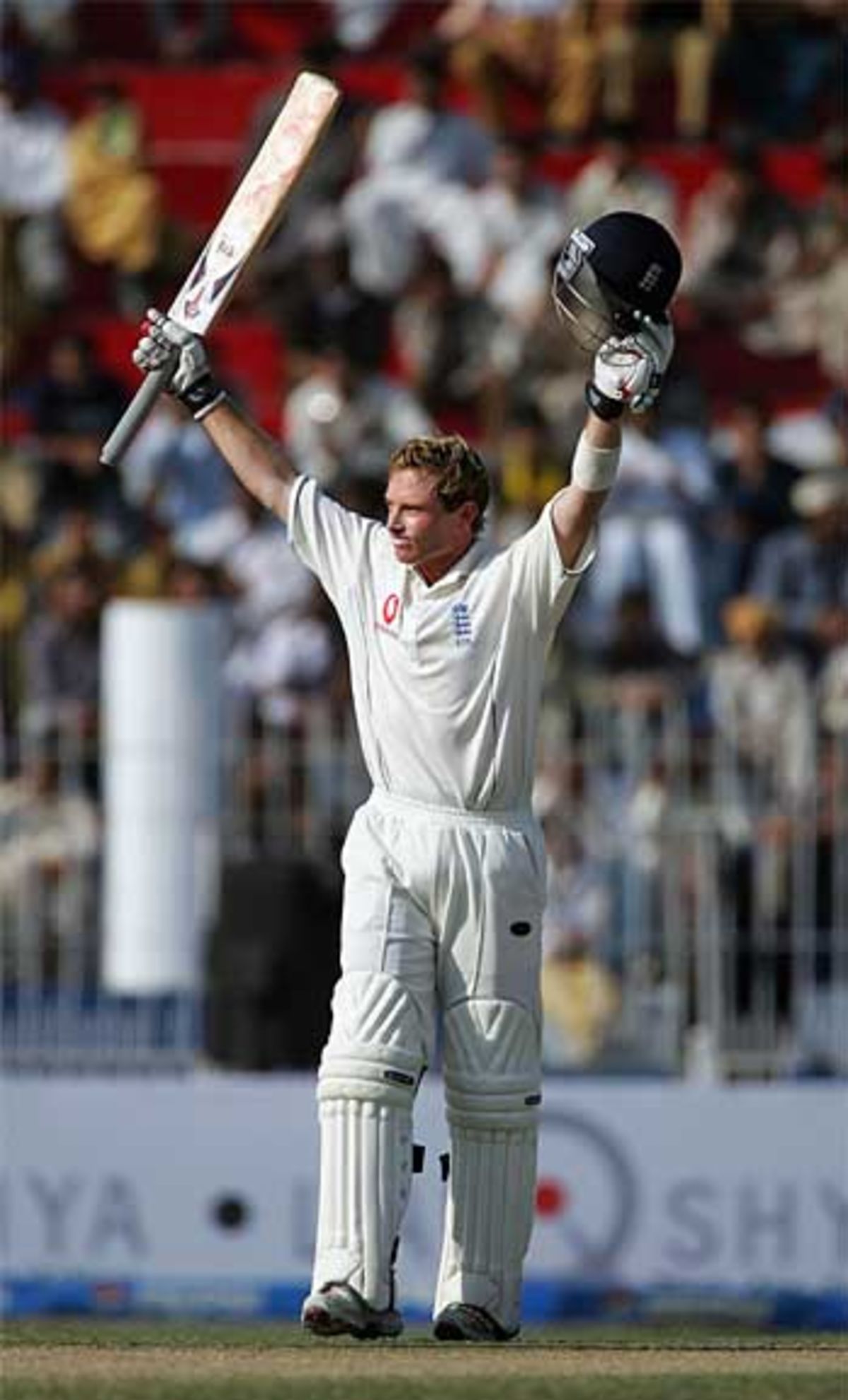 Ian Bell celebrates his hundred | ESPNcricinfo.com