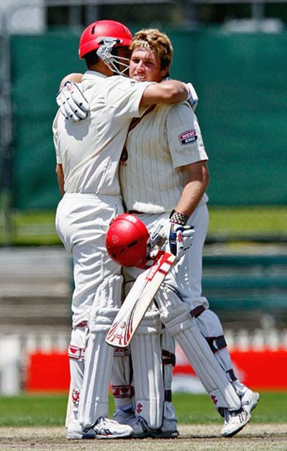 Graham Manou congratulates Mark Cosgrove on his century | ESPNcricinfo.com