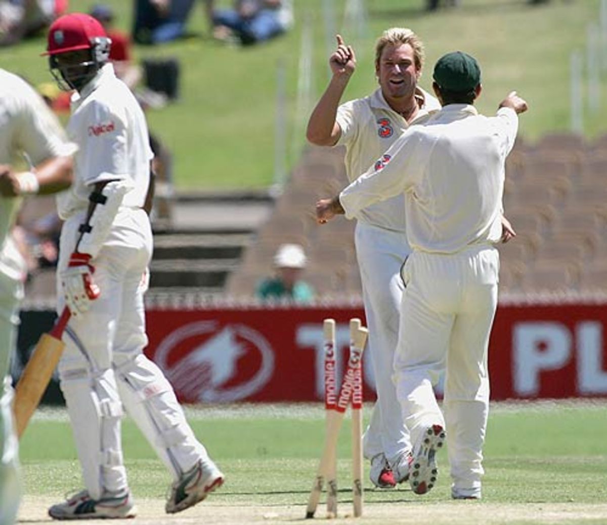 Shane Warne bowls Daren Powell around his legs | ESPNcricinfo.com