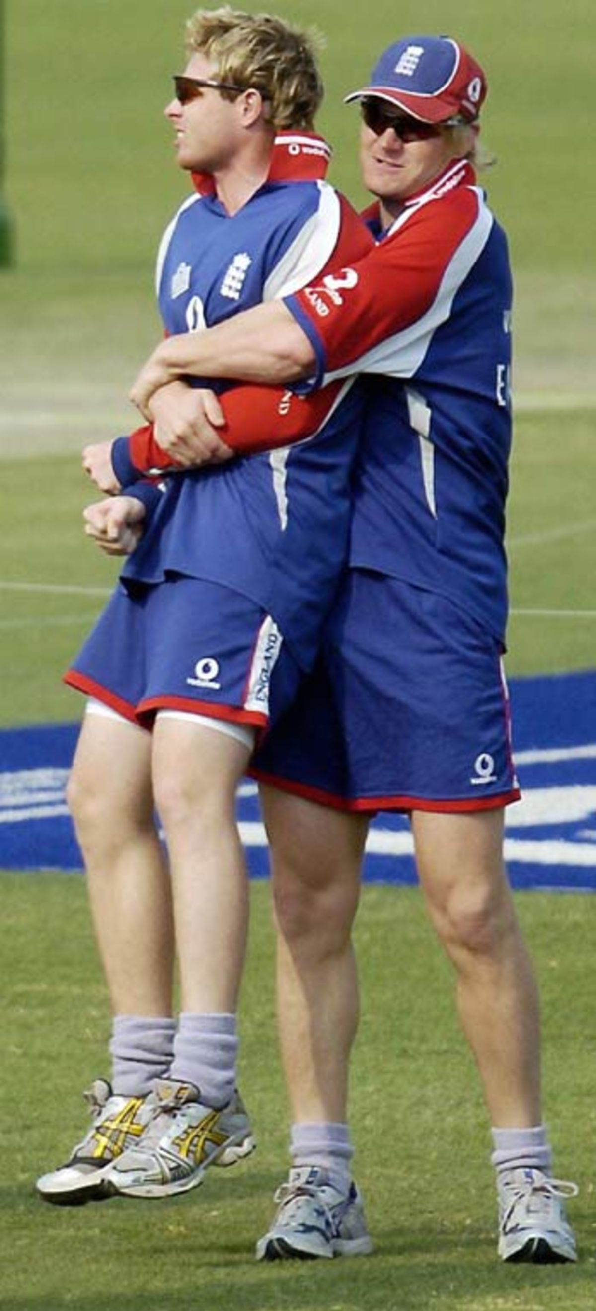 Matthew Hoggard gives Ian Bell a lift | ESPNcricinfo.com