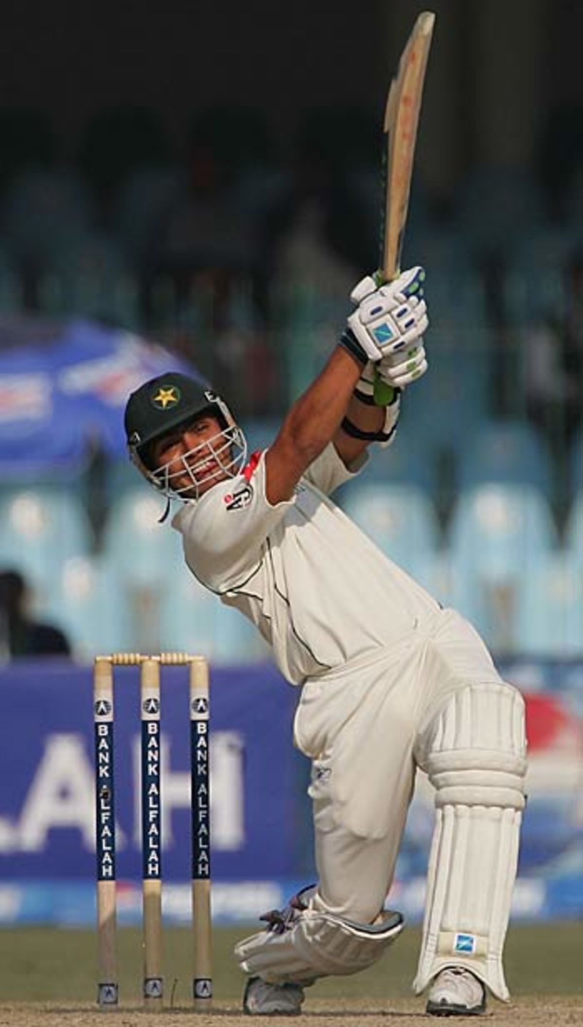 Brain Lara waves to the crowd as he leaves the field | ESPNcricinfo.com