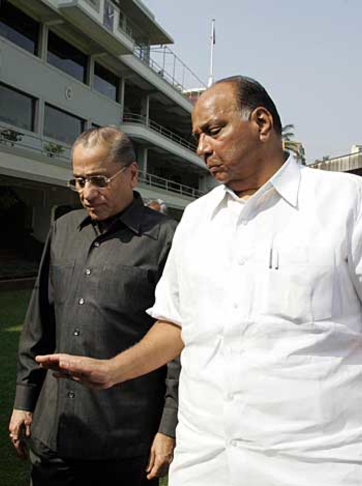 Sharad Pawar (right) speaks to Jagmohan Dalmiya | ESPNcricinfo.com