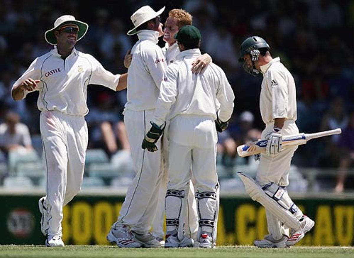 Ricky Ponting cuts during his half-century | ESPNcricinfo.com