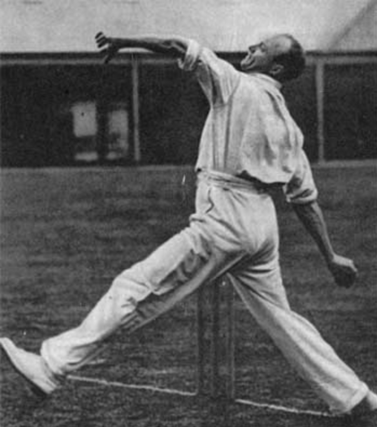 Side-on profile of Bill O'Reilly bowling | ESPNcricinfo.com