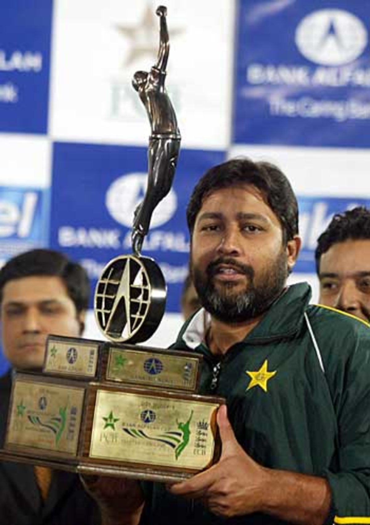 Inzamam-ul-Haq with the winner's trophy | ESPNcricinfo.com