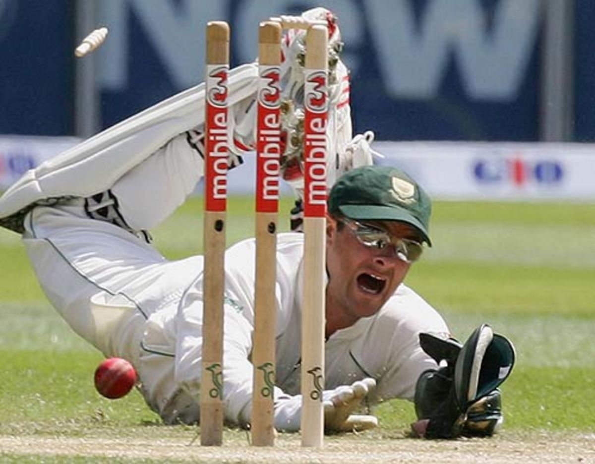 Mark Boucher attempts a run out | ESPNcricinfo.com