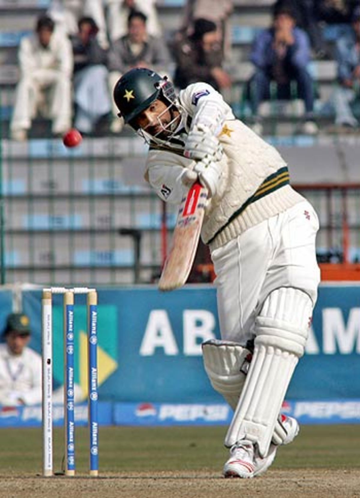 Mohammad Yousuf celebrates his hundred | ESPNcricinfo.com