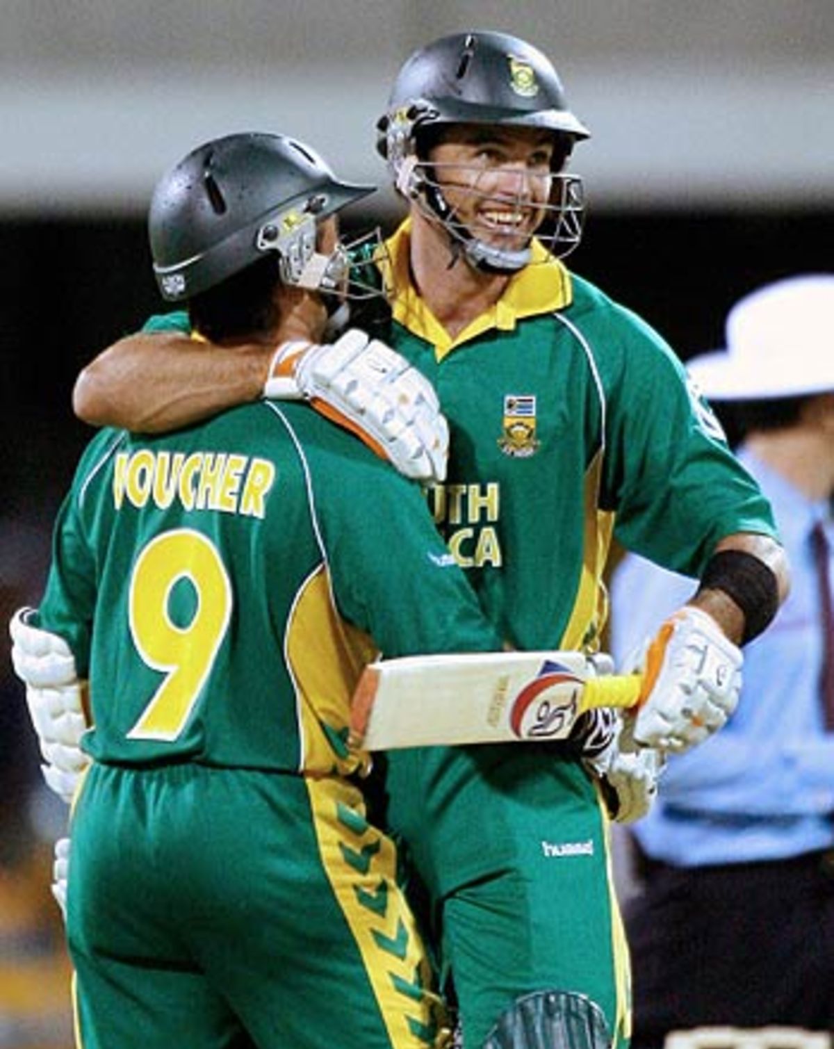 Justin Kemp hugs Mark Boucher after beating Australia | ESPNcricinfo.com