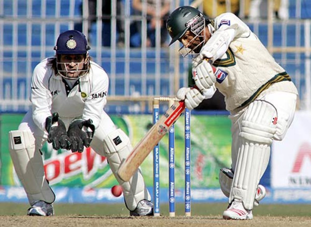 Mohammad Yousuf lofts Anil Kumble for six | ESPNcricinfo.com
