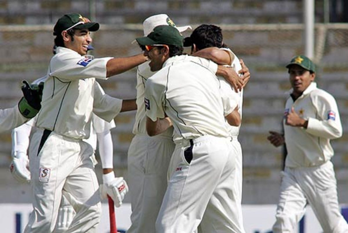 Abdul Razzaq is elated after dismissing Mahendra Singh Dhoni ...