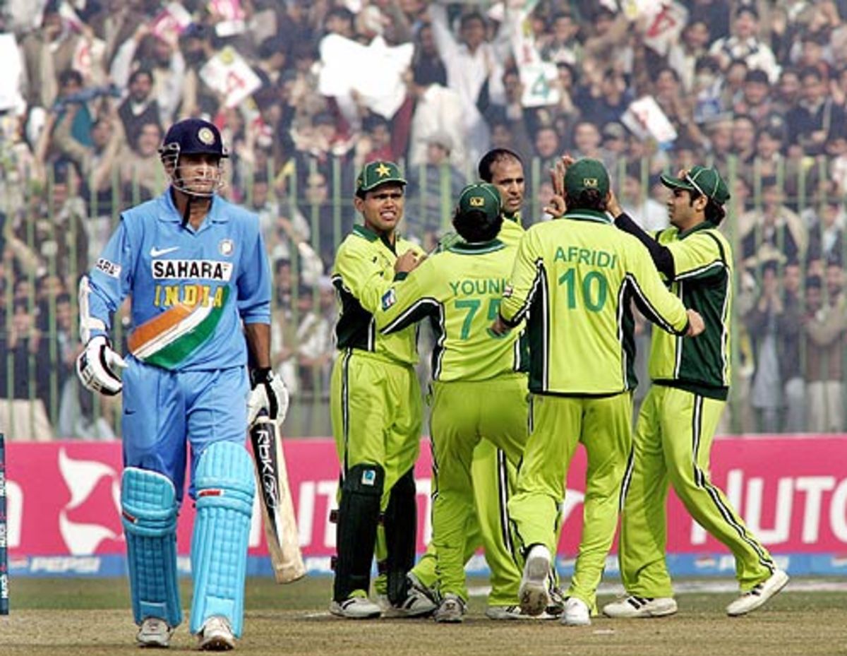 Pakistan celebrate the fall of Irfan Pathan | ESPNcricinfo.com