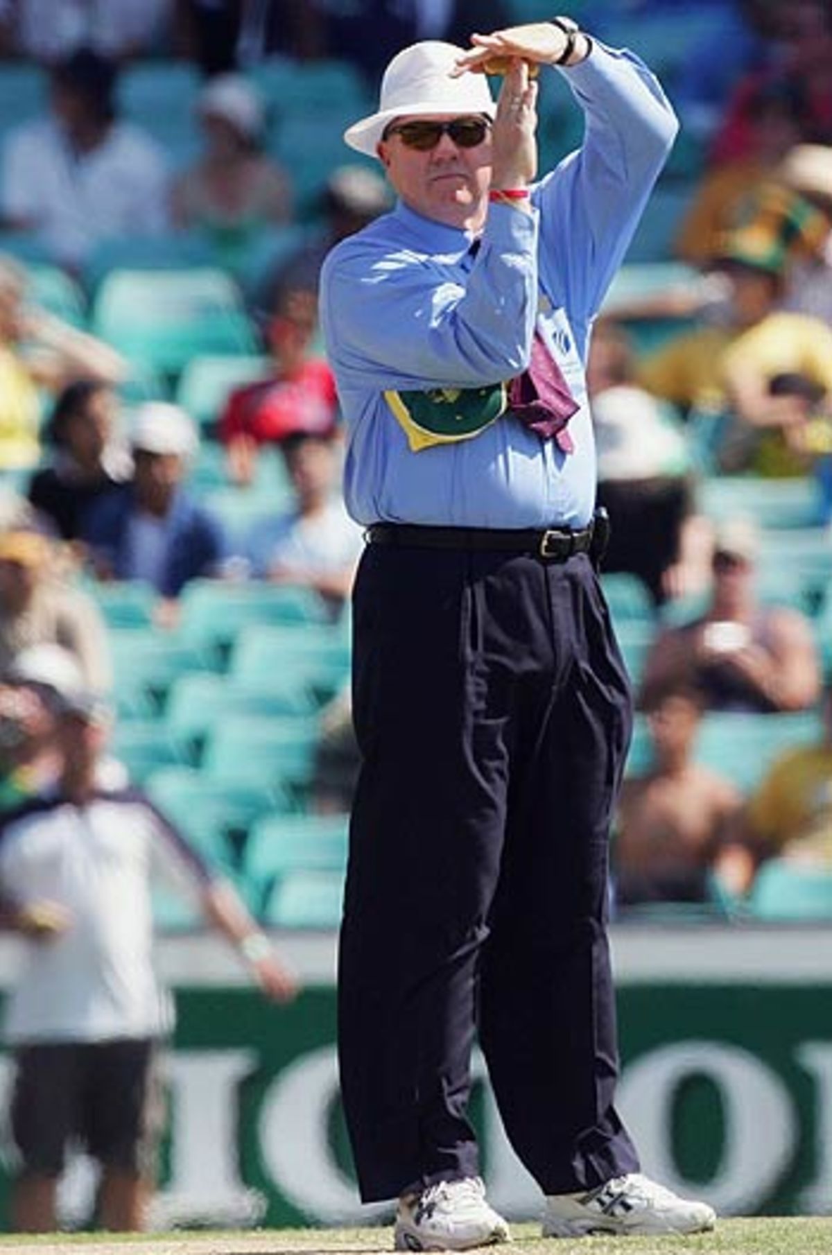 Steve Davis signals the Superbub's entry | ESPNcricinfo.com