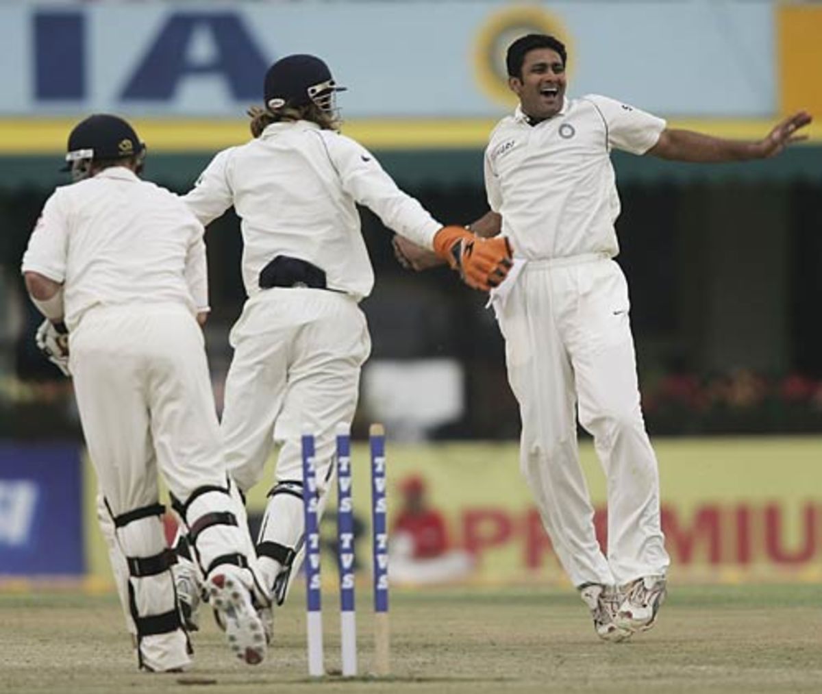 Indian players rush to congratulate Anil Kumble | ESPNcricinfo.com