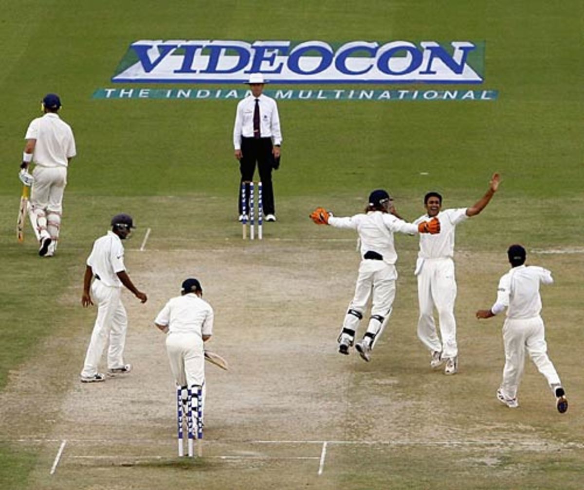 Indian players rush to congratulate Anil Kumble | ESPNcricinfo.com
