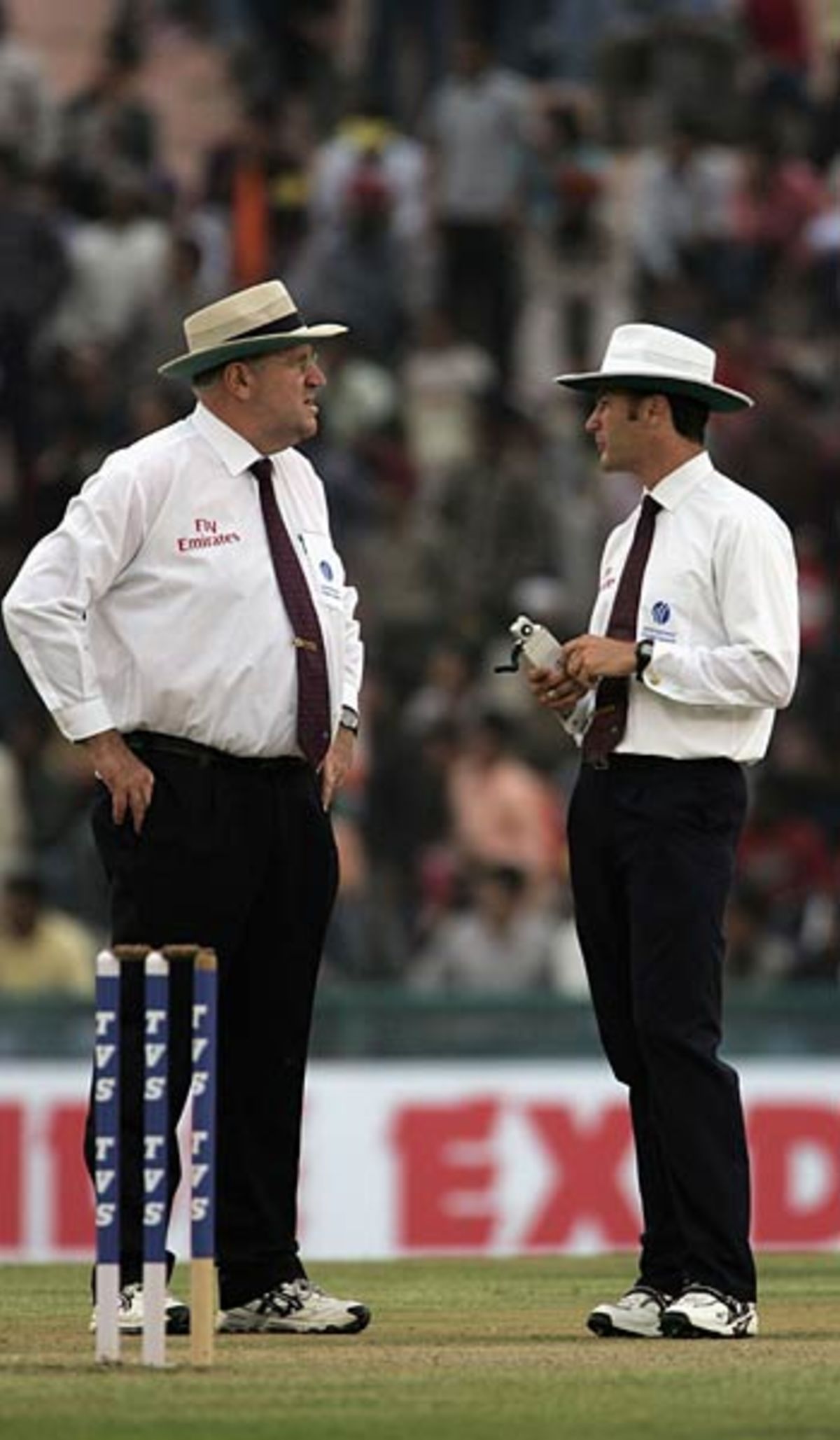 Umpires Darrell Hair and Simon Taufel have a talk about the light ...