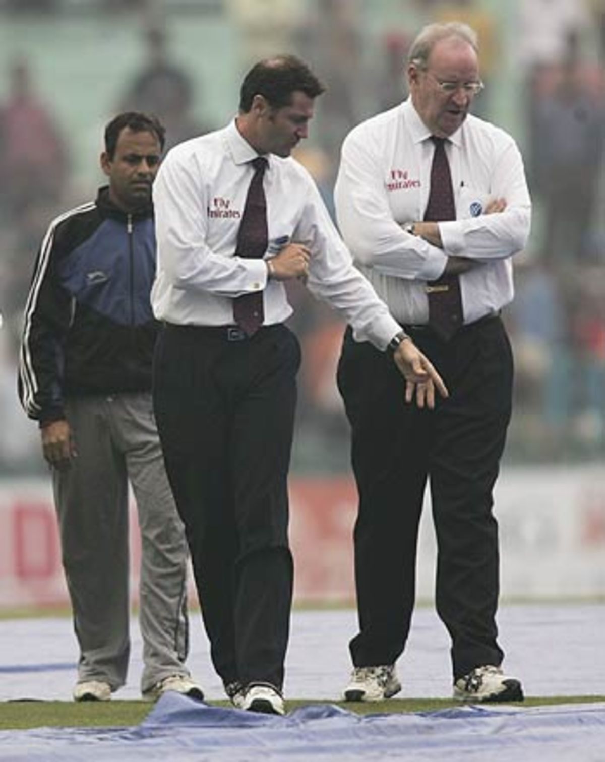 Umpires Simon Taufel and Darrell Hair inspect the pitch | ESPNcricinfo.com