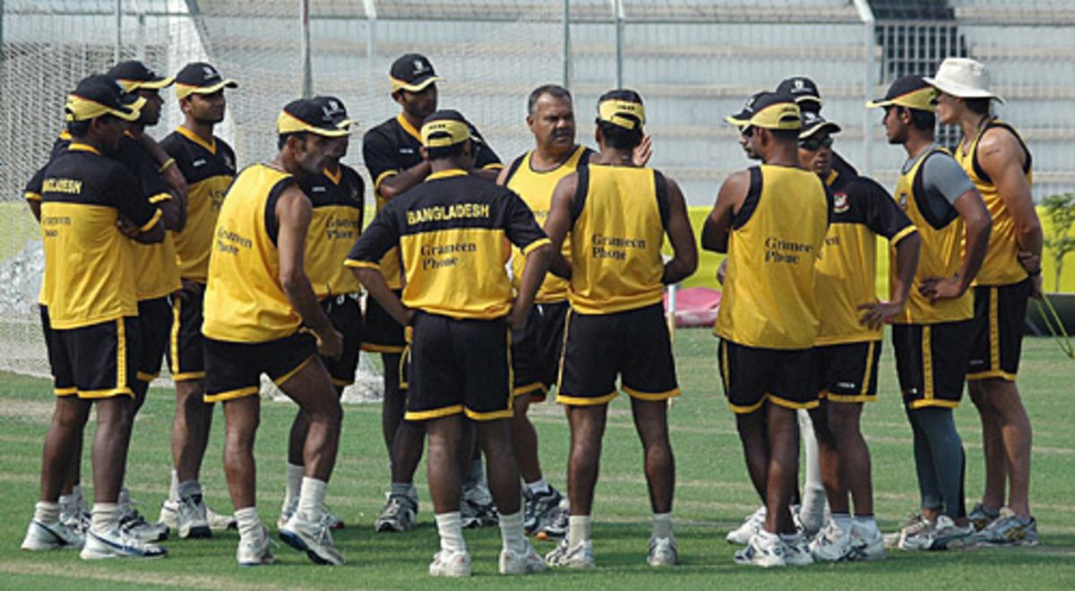 Dav Whatmore talks to to his players | ESPNcricinfo.com