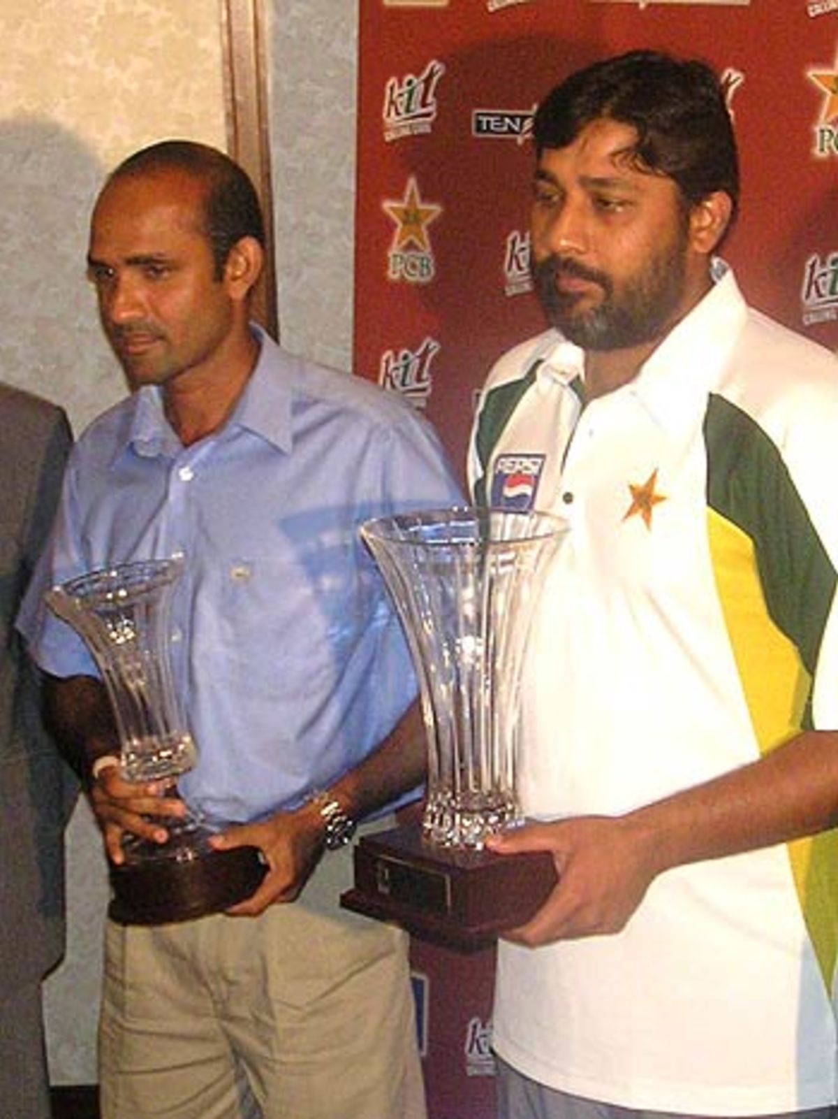 Inzamam-ul-Haq and Marvan Atapattu pose with the trophies ...