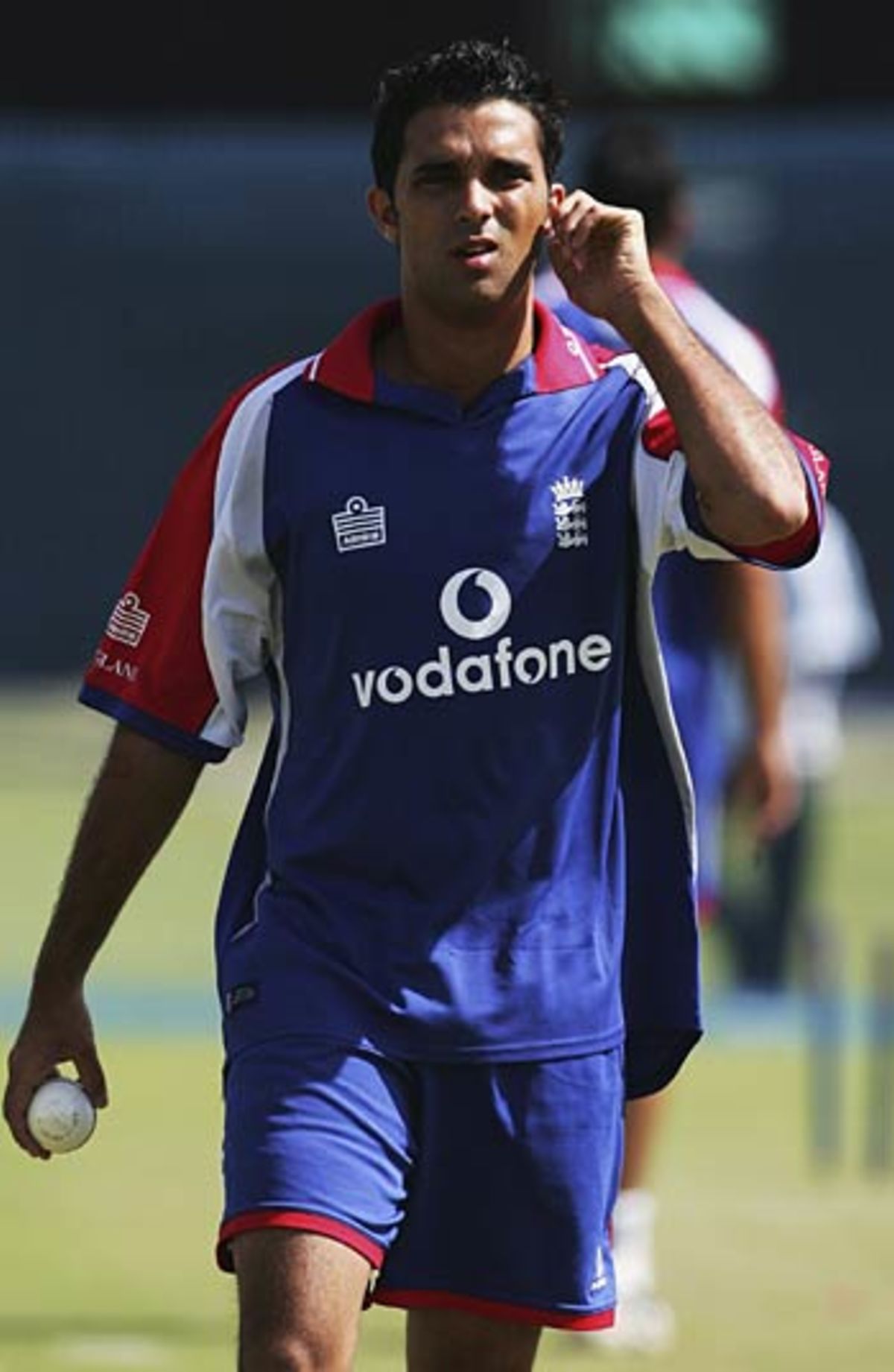 Kabir Ali prepares to bowl | ESPNcricinfo.com