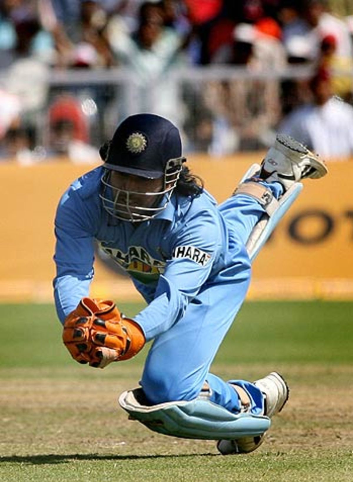 Mahendra Singh Dhoni pulls off a brilliant catch | ESPNcricinfo.com