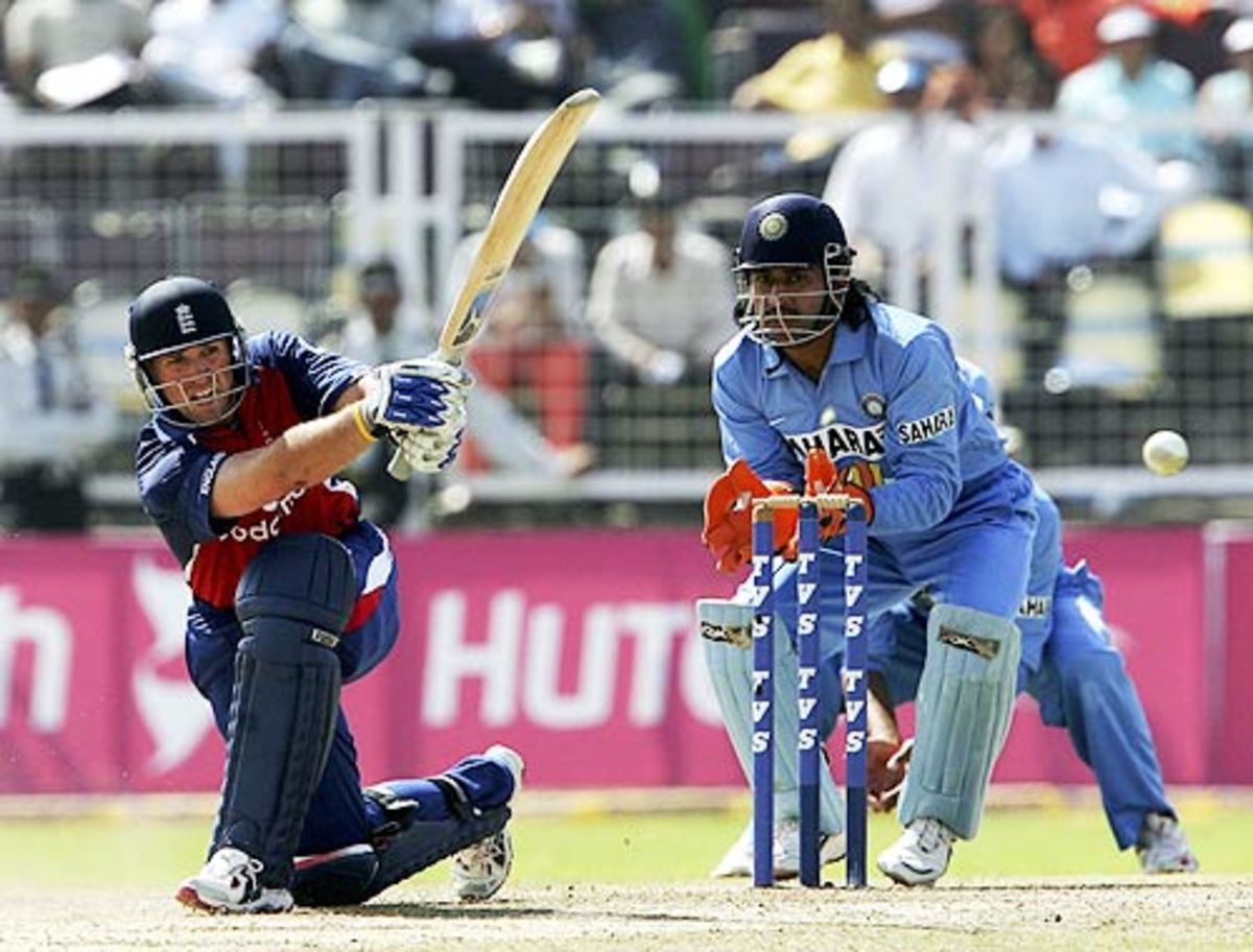 Mahendra Singh Dhoni looks on as Matt Prior attacks | ESPNcricinfo.com