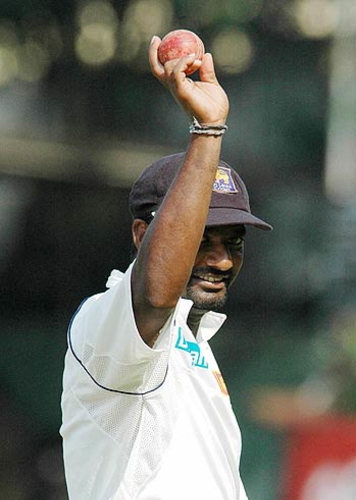 Sanath Jayasuriya leaves the field in agony after sustaining an injury ...