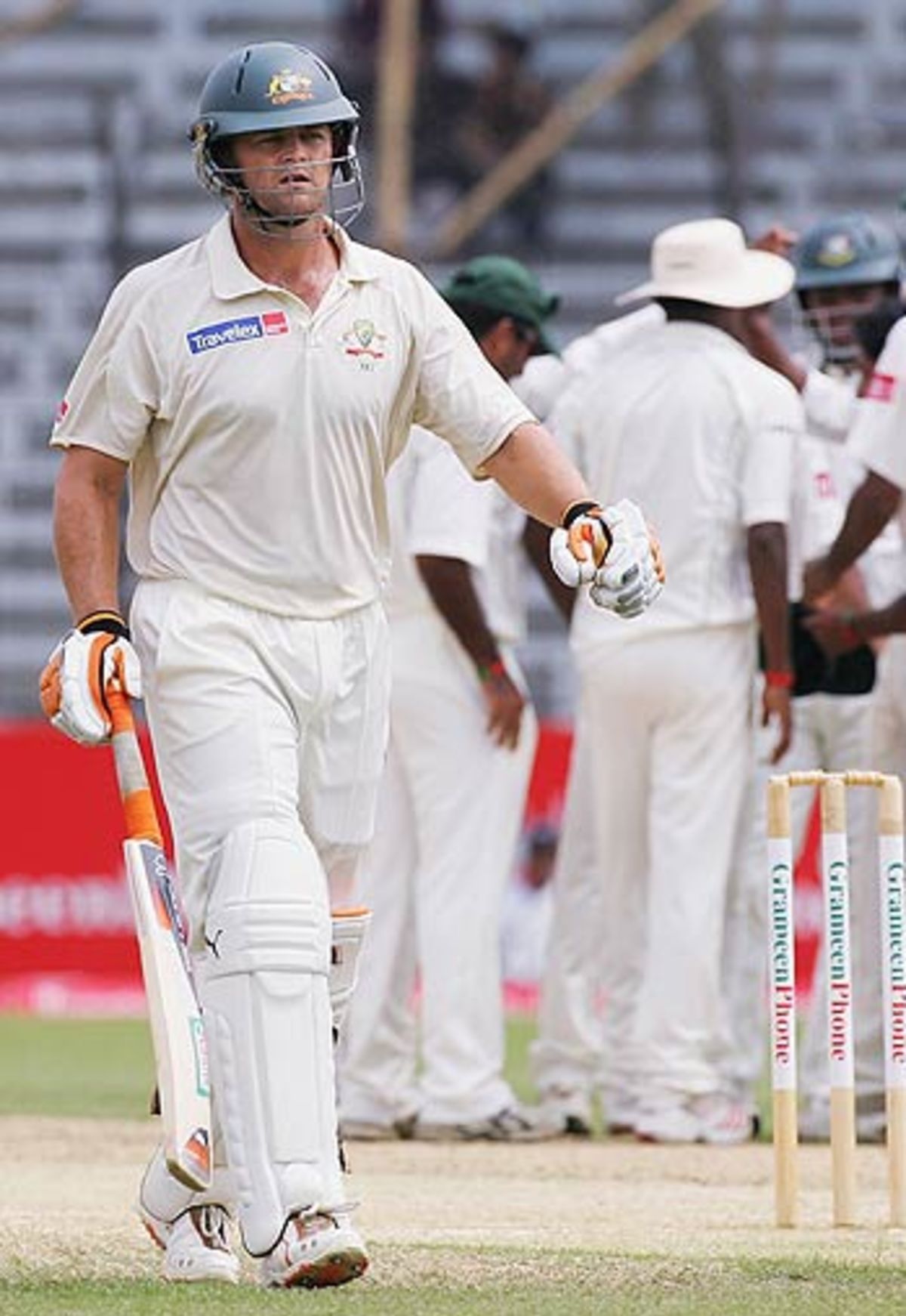 Adam Gilchrist loses his bat but makes his ground | ESPNcricinfo.com