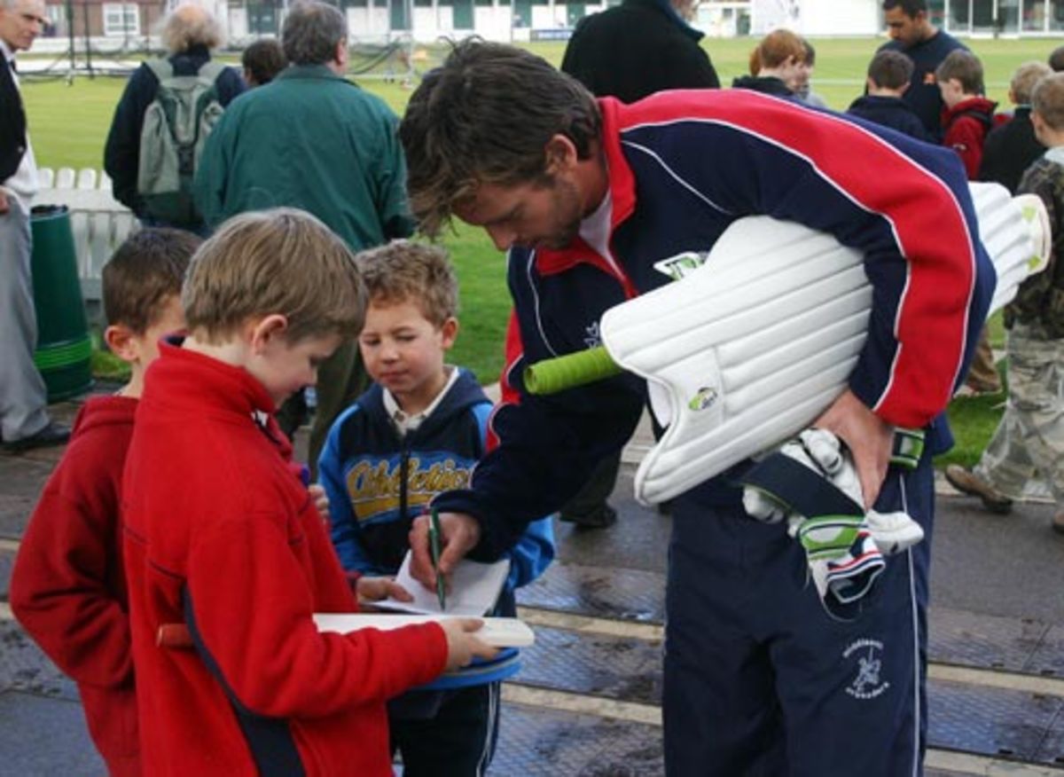Ed Joyce signs autographs for young admirers | ESPNcricinfo.com