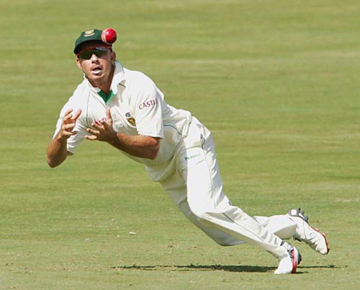 Herschelle Gibbs flies to catch Scott Styris | ESPNcricinfo.com